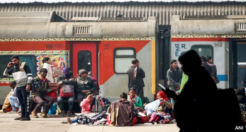 Delhi : 20 Trains Delayed Due to Fog and Poor Visibility