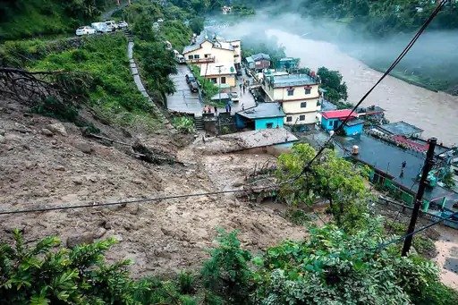 Tharali Cloudburst: तबाही के बाद आर्मी ने संभाला मोर्चा